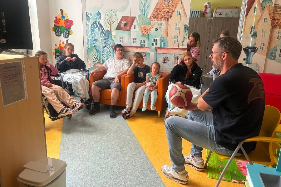 Peter Sedmák za BK GAPA povzbudil malé pacienty v nemocnici | BK GAPA ...